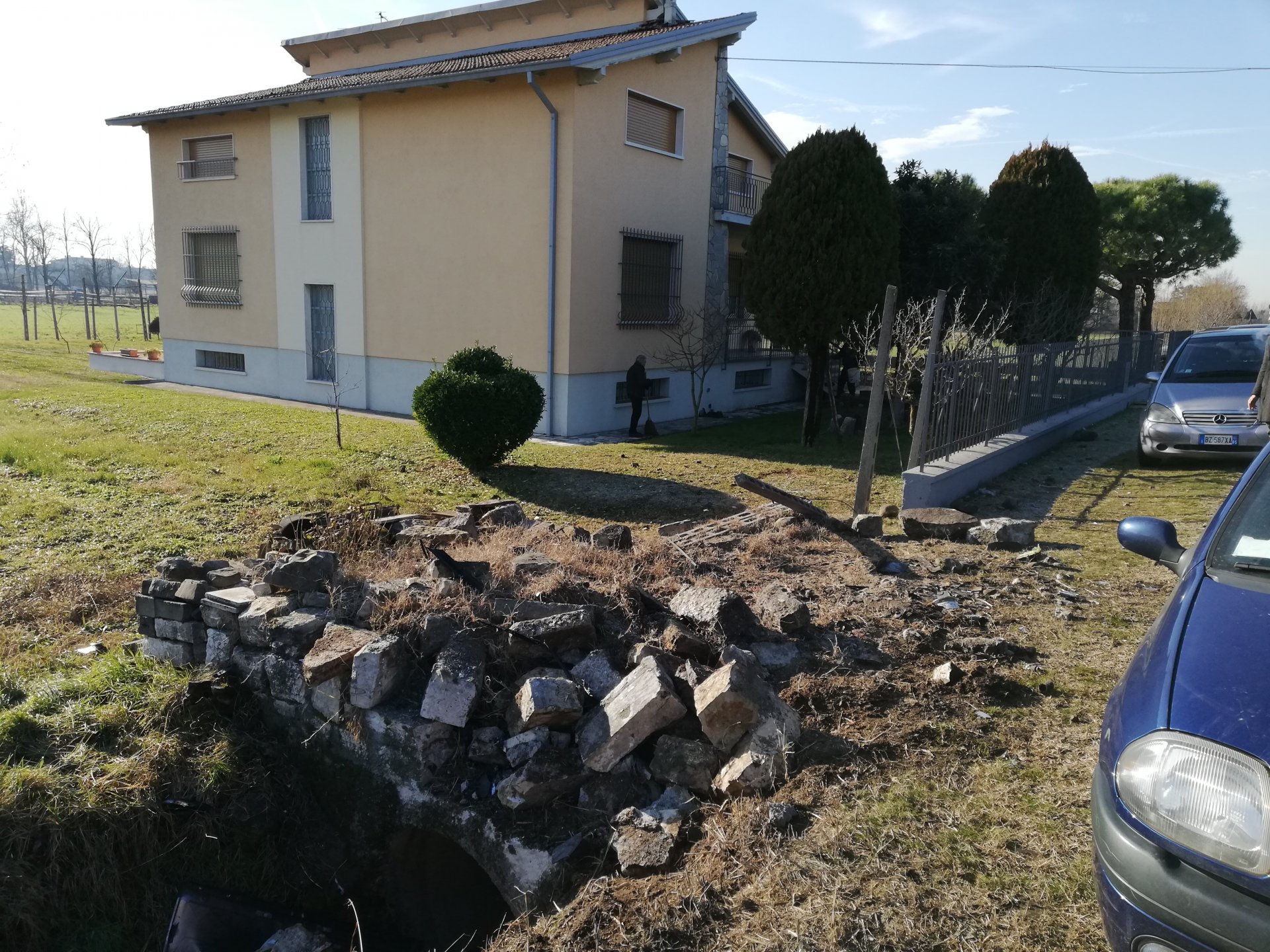Via Monte Pasubio, la straziante visita degli amici di Simone Brunelli ...