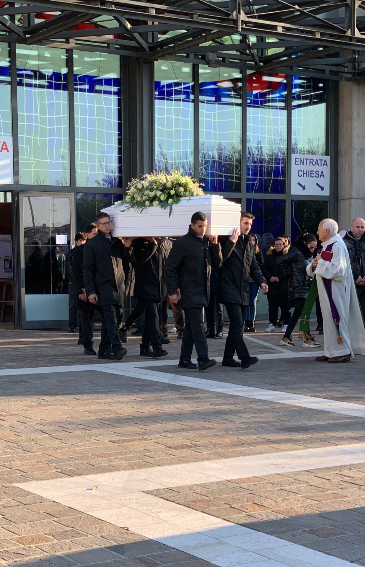 Muore a 18 anni per un aneurisma, l'addio a Giulia - Prima Brescia