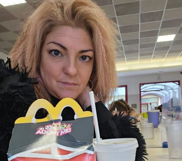 Niente pasto in mensa per l'educatrice, lei protesta con la box del "Mc ...