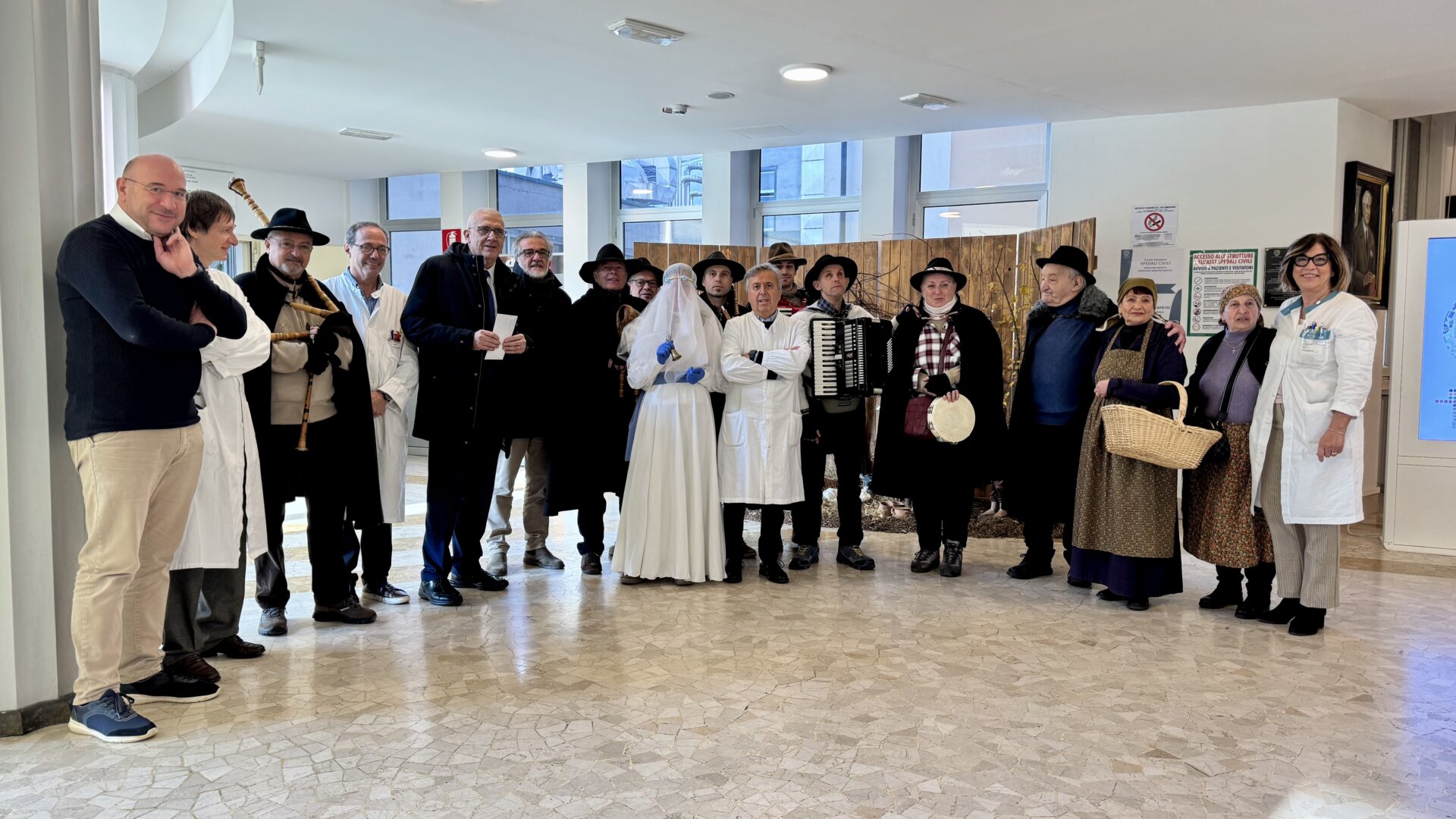 Santa Lucia ha fatto tappa agli Spedali Civili di Brescia, regalando ...