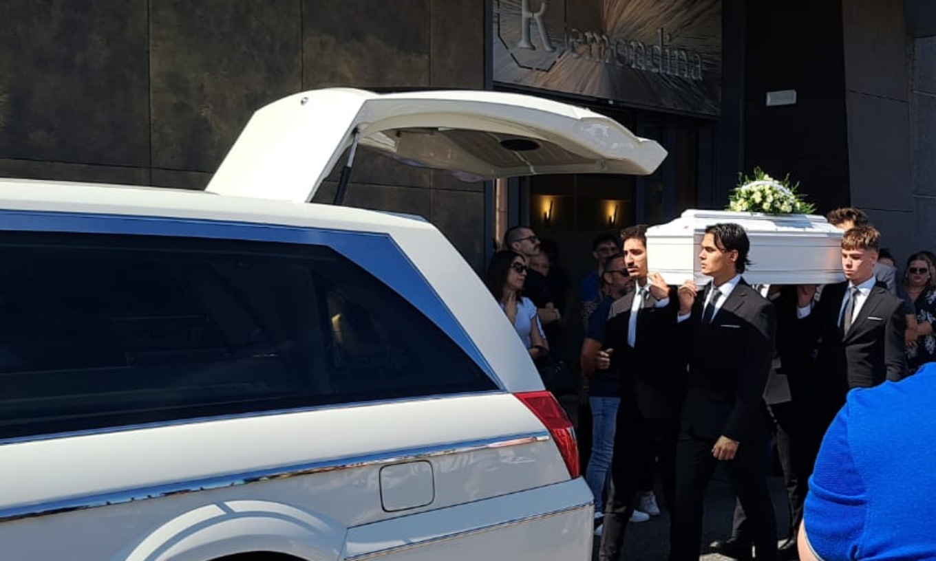 Una bara bianca e il lenzuolo dei ricordi: l'ultimo saluto al piccolo ...